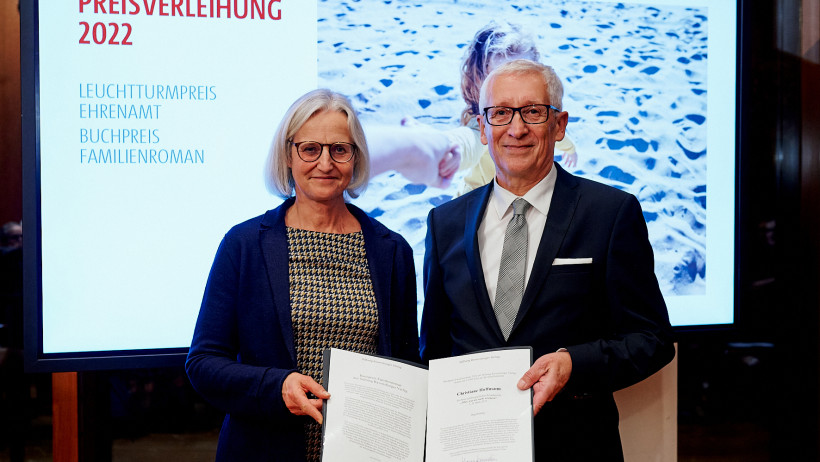 Christiane Hoffmann erhält Buchpreis Familienroman 2022 für "Alles, was ...